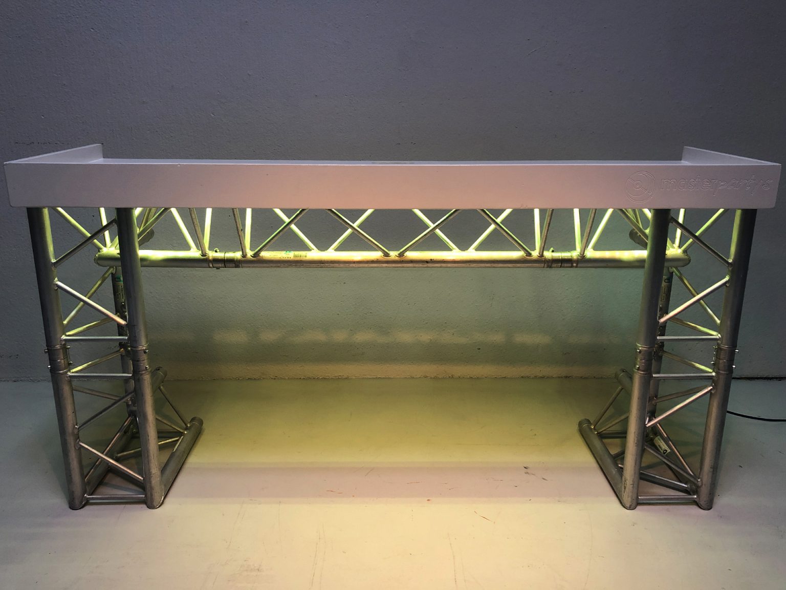 Truss DJ booth 2m huren | Master Partys ; DJ sets en diverse DJ booths